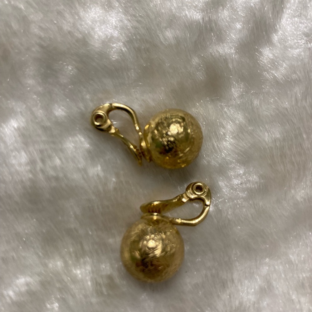Vtg Monet Textured Gold Ball Clip On Earrings - Gem